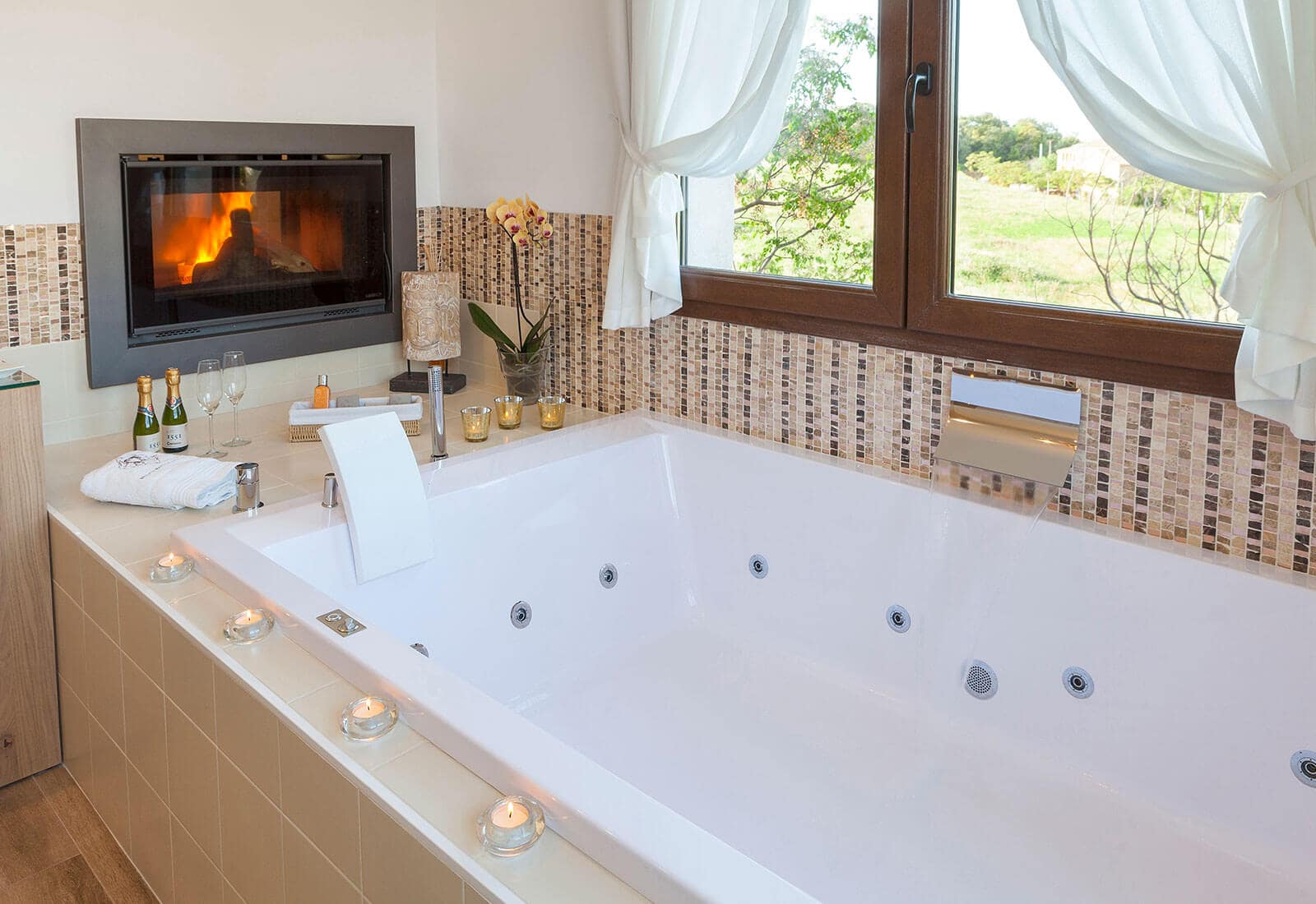 10 Hoteles con jacuzzi en la habitación en Cataluña - El blog de Aladinia